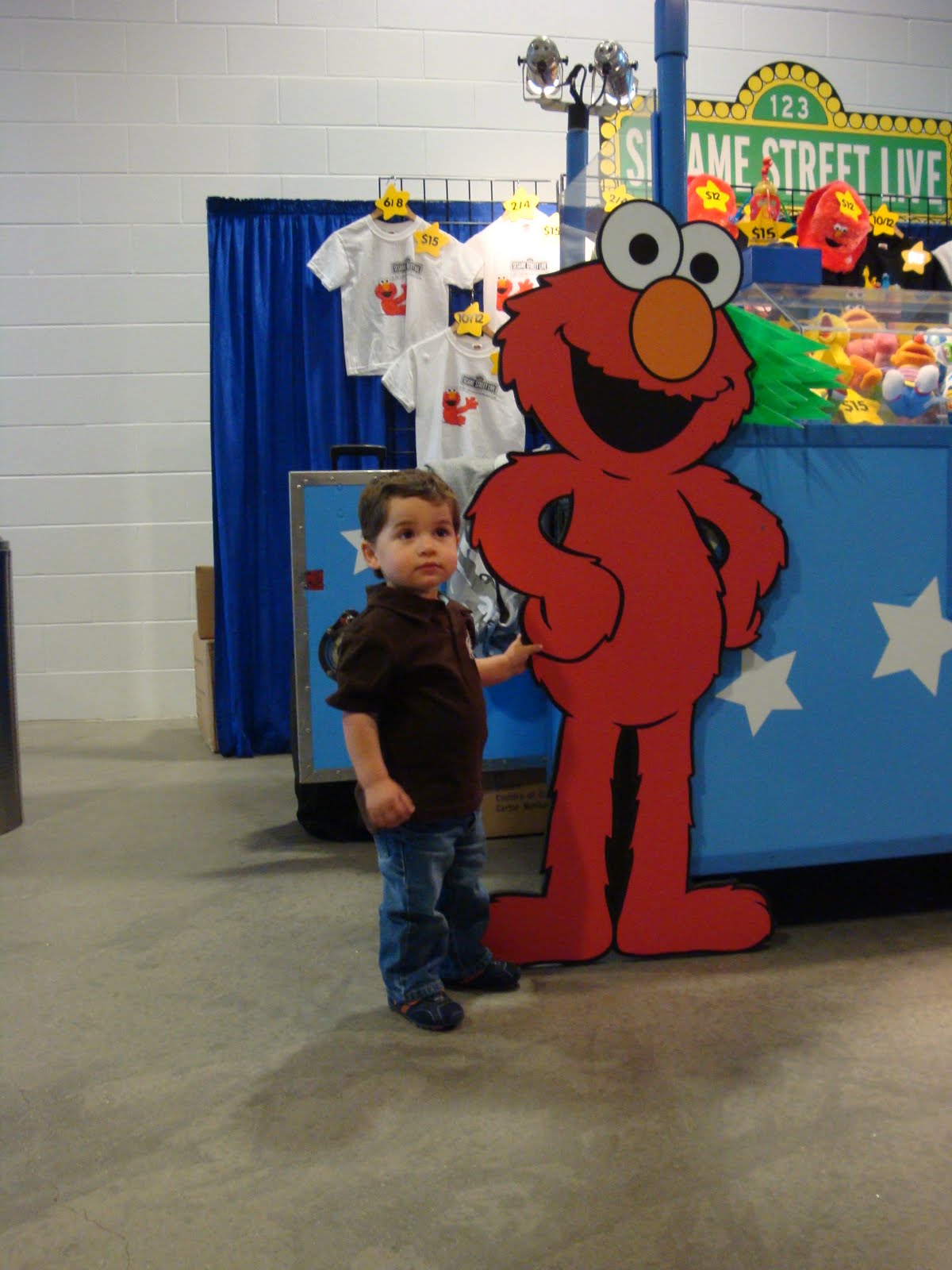 TheDeeFamilyAdventures: Elmo Live-Elmo's Green Thumb
