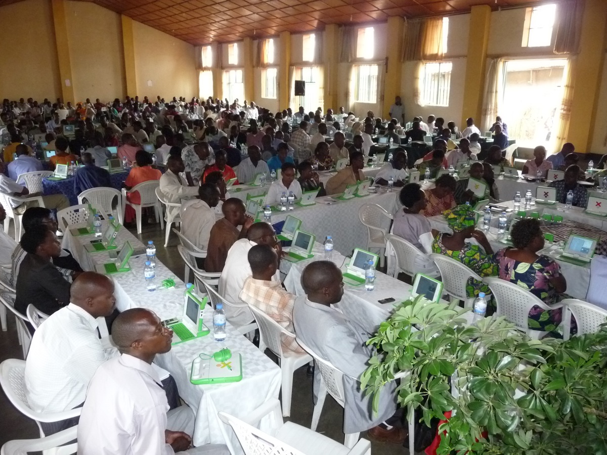 Momentos do trabalho em Ruanda: Rwanda 1st OLPC Head of Schools ...