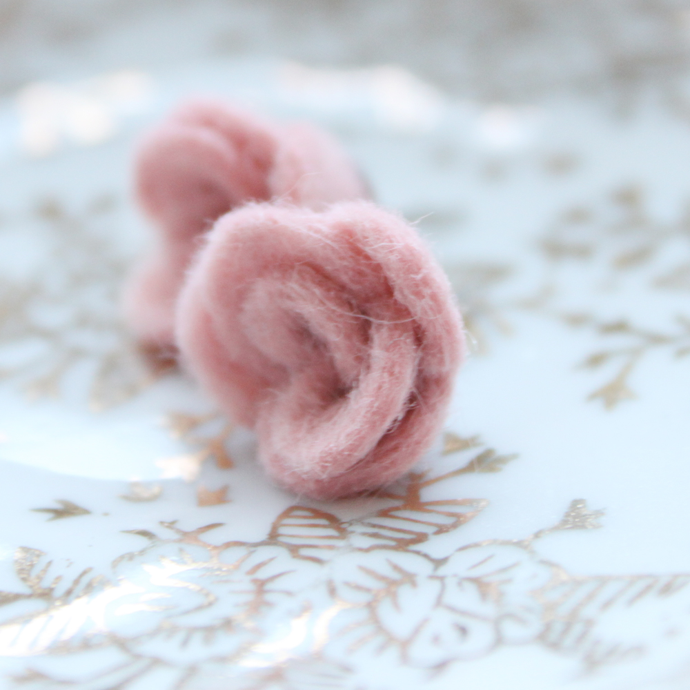 {The Ardent Sparrow}: Wool Felt Roses at {The Ardent Sparrow}