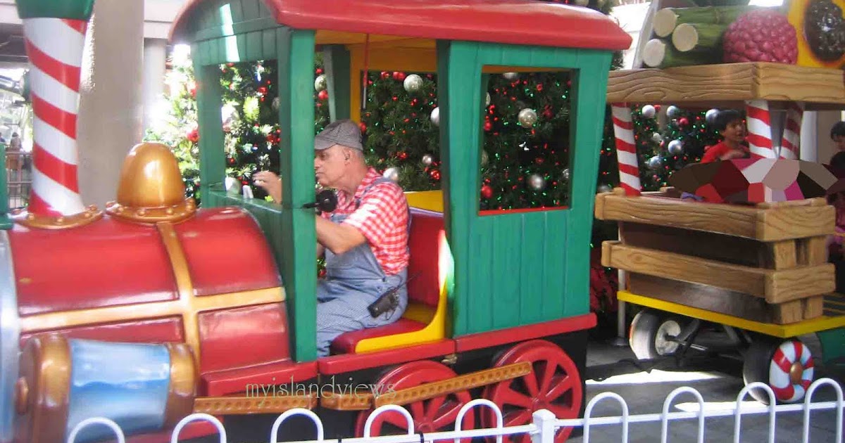 Hawaii Mom Blog: The Candy Cane Train at Ala Moana Center