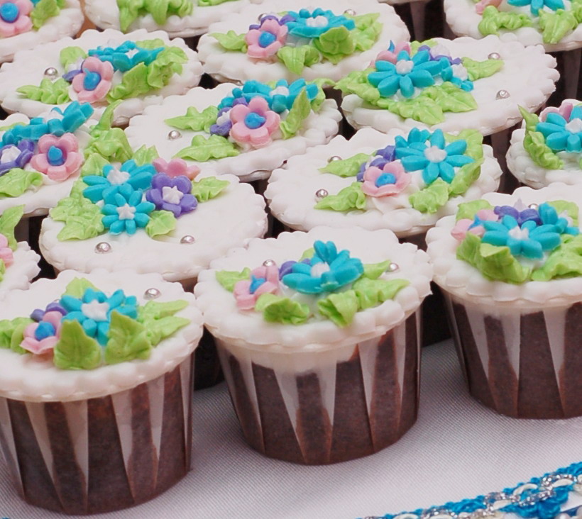 DEE BAKER KEMAMAN: Contoh Design Cup Cake Available @ DBK