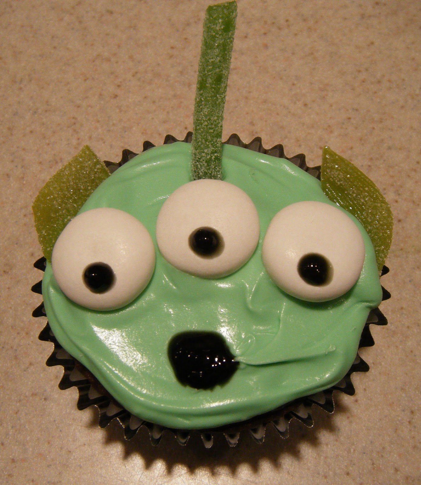 Travel Talk With Marilyn: Disney's Toy Story Green Alien Cupcakes