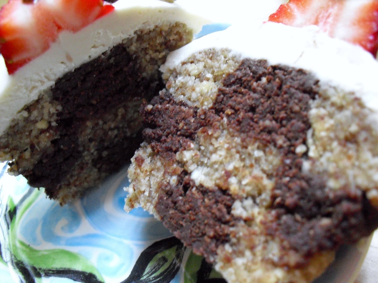 Rawdorable: How to make a checkerboard cupcake