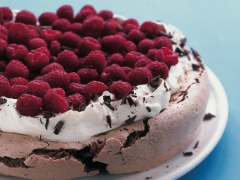 chloe colette: nigella says: chocolate raspberry pavlova