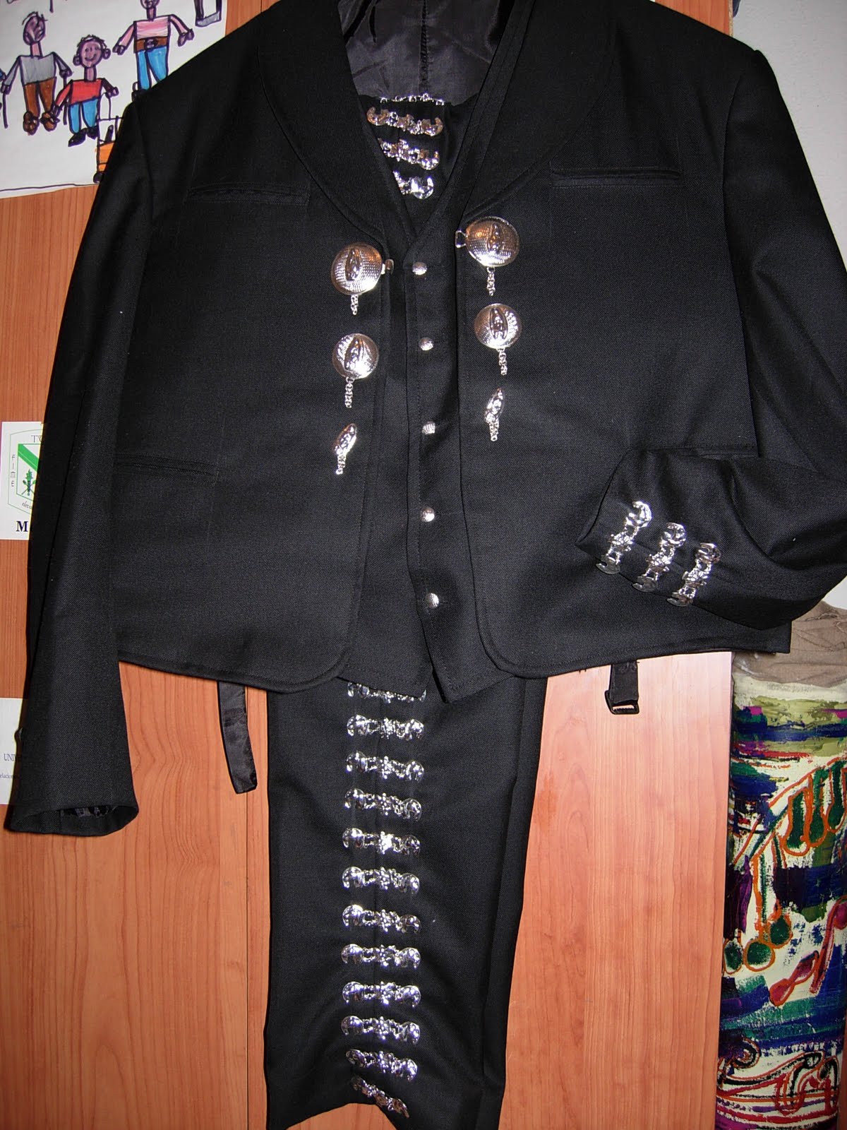ARTICULOS PARA MARIACHIS: TRAJES DE MARIACHI (TRAJES DE CHARRO MEXICANO)