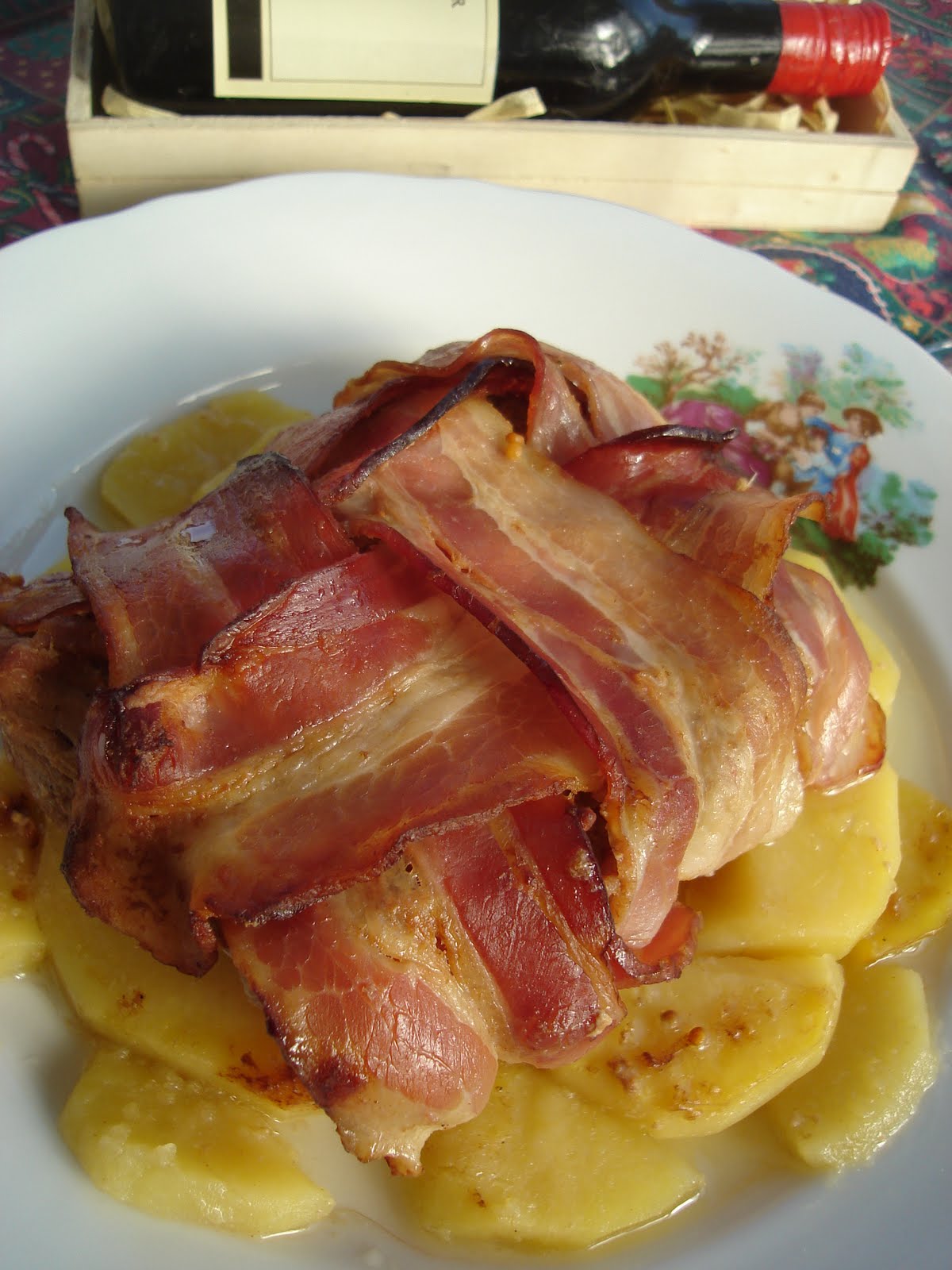 Pe masa din bucatarie: Spata de porc cu bacon impletit