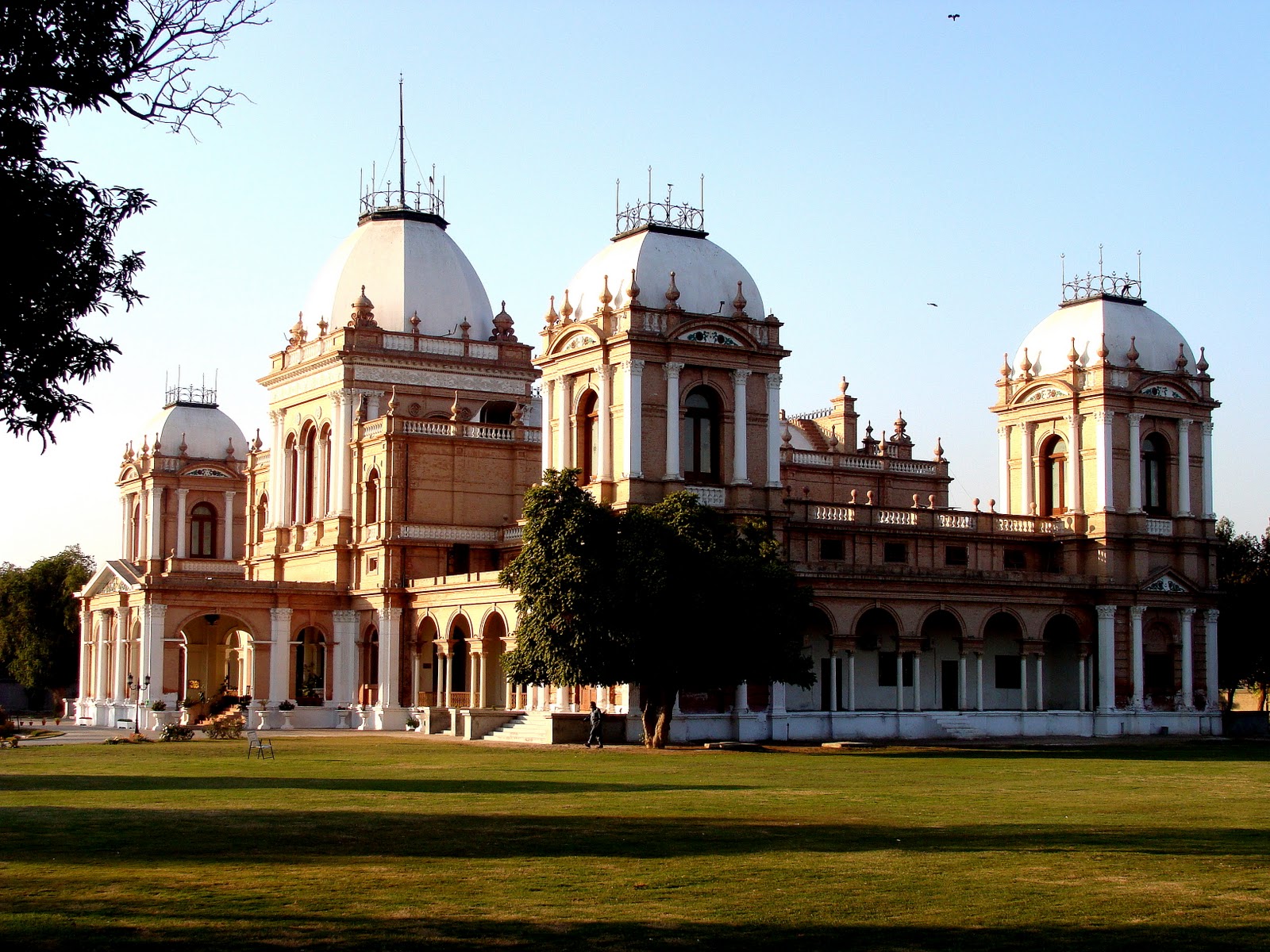 Pride of Pakistan: Review: Noor Mahal (Palace) Bahwalpur