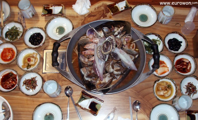Haemultang (sopa de marisco) en el restaurante Samseonghyeol de Jeju ...