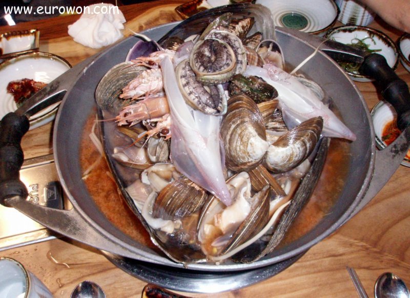 Haemultang (sopa de marisco) en el restaurante Samseonghyeol de Jeju ...