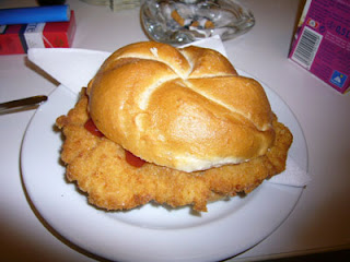 colarot: Schnitzelsemmel mit Ketchup