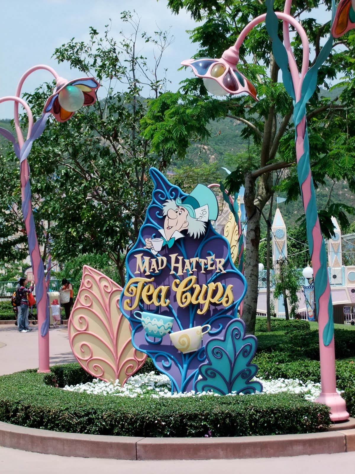 Hong Kong Disneyland Guide & Review: Mad Hatter Tea Cups