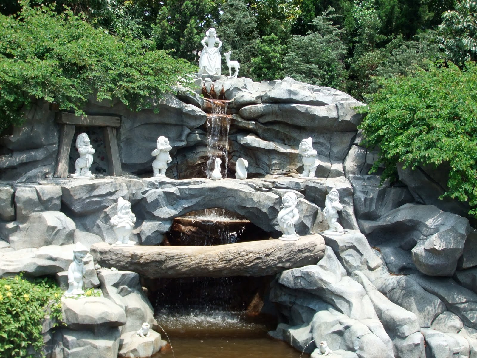 Hong Kong Disneyland Guide & Review: Snow White Grotto