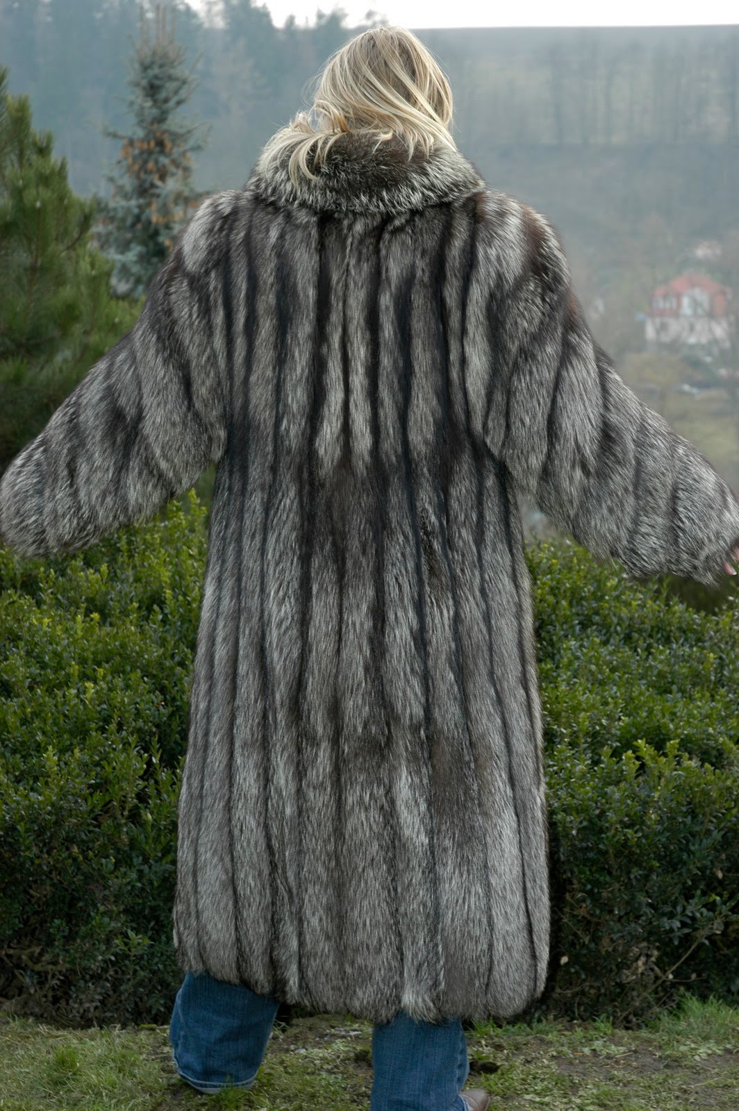 LAFOURRURE2: Beautiful pose in silver fox