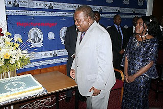 richie's world: PRESIDENT RUPIAH AND THANDIWE BANDA ABOUT TO CUT A CAKE