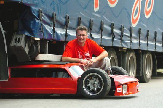 World's Amazings: World's Amazing Very Thin Car