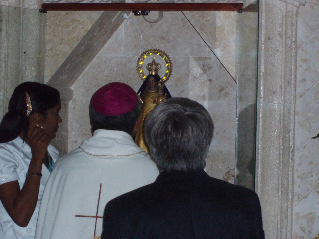 Ingrid Valentin entrega portal de la Virgen de la Caridad del Cobre a ...