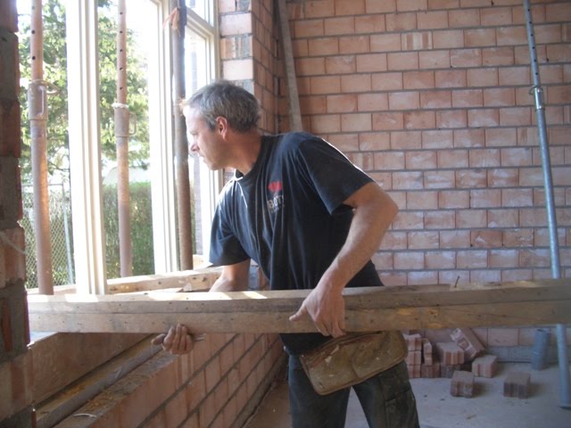 Vlierdenseweg 190: Oude balklaag van verdiepingsvloer slopen