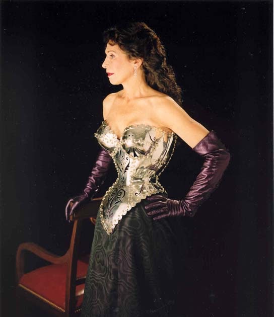 Cathie Jung And Her 15 Inch Waist Creative Photography