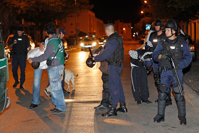 luz da manha: rusga no bairro "branco" - monte da caparica 2008