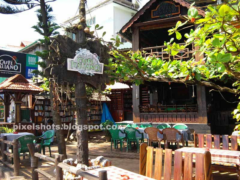 Varkala Beach And Varkala Cliff side Photos - Cliff side Restaurants ...