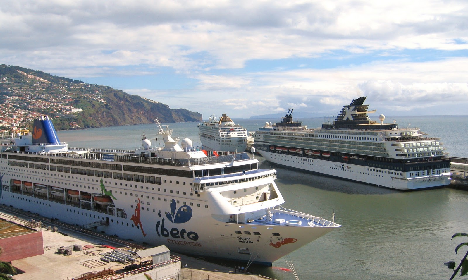 MADEIRA SHIPS: 3 Cruises in Funchal´s harbour