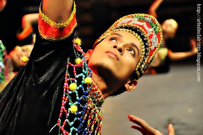 Dari Hatiku... Arie Al-Azhar Othman: Tari Inai