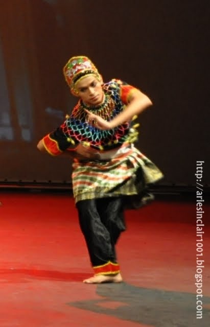 Dari Hatiku... Arie Al-Azhar Othman: Tari Inai