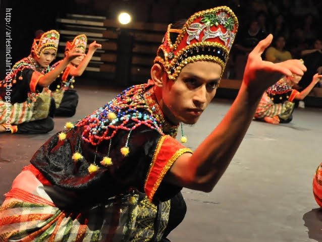 Dari Hatiku... Arie Al-Azhar Othman: Tari Inai