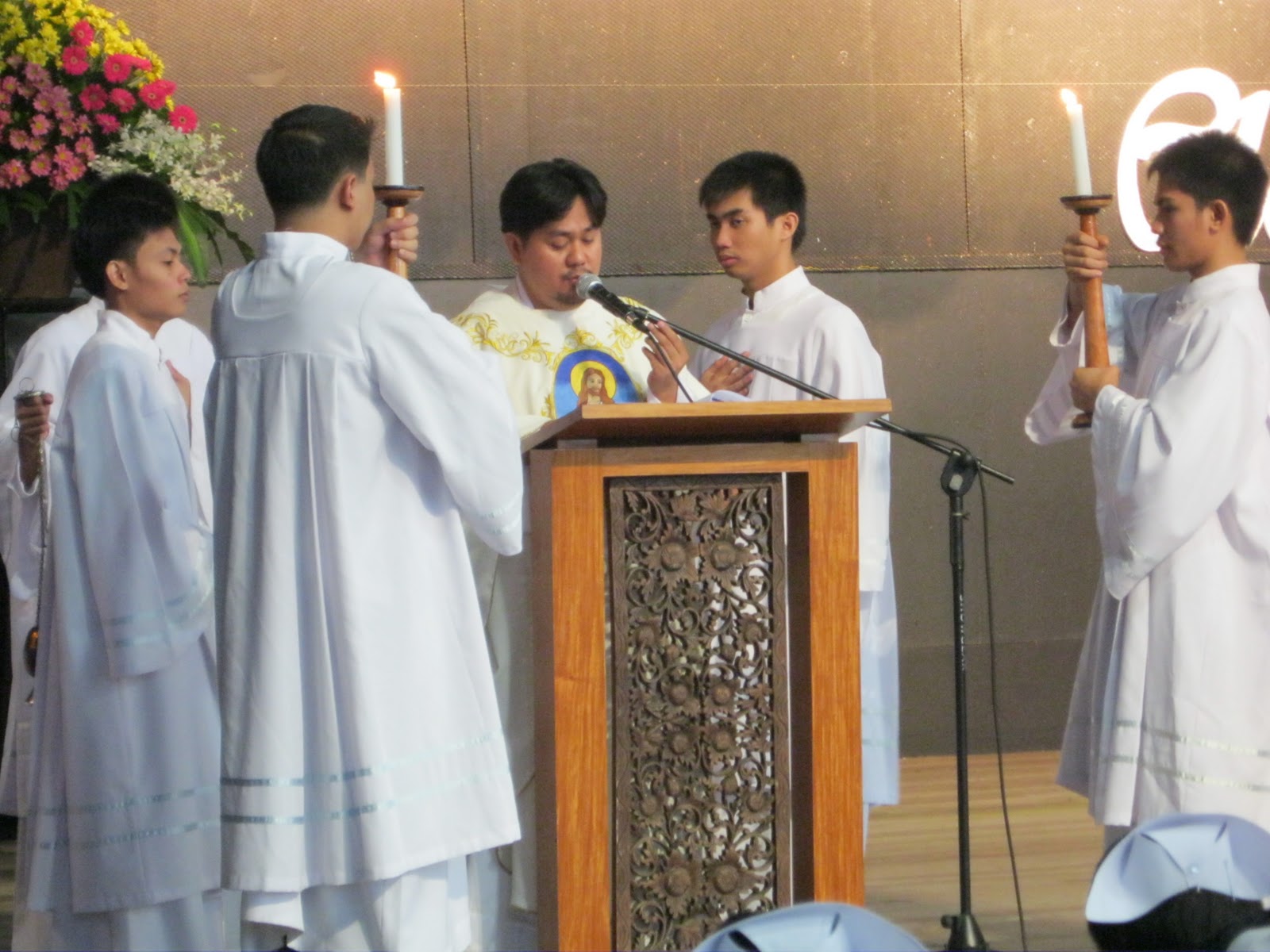 Roman Catholic Acolyte: Different Styles in Serving the Roman Rite Mass ...