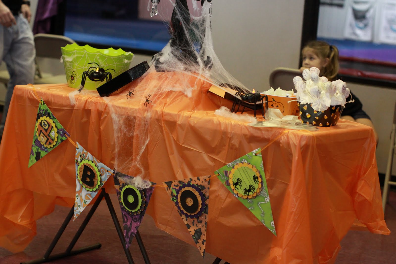 Coggie Crafts: HALLOWEEN GOODY TABLE