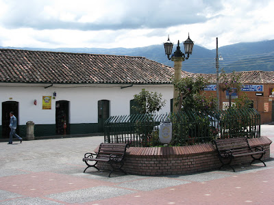 EN MOTO POR COLOMBIA: RUTA CHIPAQUE, UNE Y CÁQUEZA