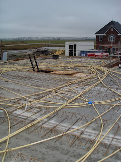 De bouw van huize Luken: Onderwapening, randkist en elektra.