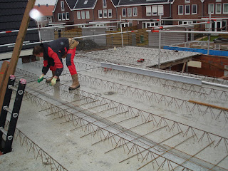 De bouw van huize Luken: Onderwapening, randkist en elektra.