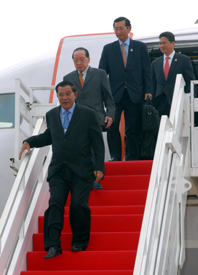 AKP English: Samdech Techo Hun Sen Returns Home from ASEAN Summits