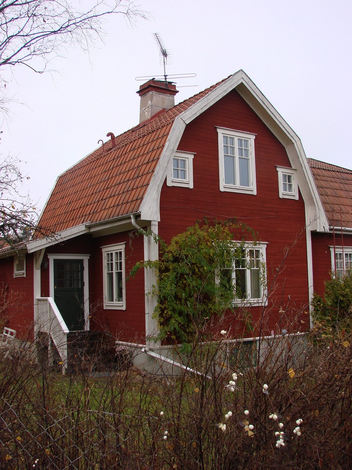 Med ögon känsliga för blått: Veckans hus - rött hus med vita knutar