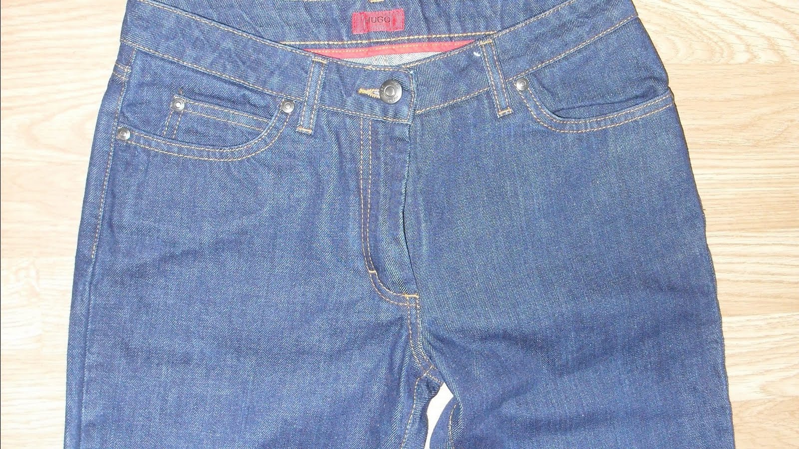 Eleganţa înseamnă atitudine şi vestimentaţie: Blugi HUGO BOSS