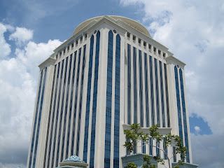 The Mukah: Kerja Pembersihan Cermin Luar Bangunan Menara Pehin Setia ...