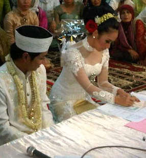 Iman Vokalis J-Rocks Resmi Menikah Dengan Silvia - SlideGossip