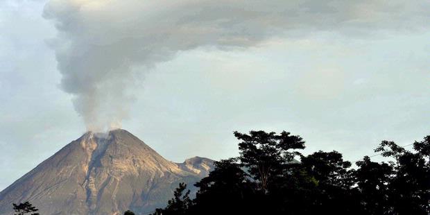 Mirror World: Puncak Gunung Merapi Kini Membentuk Kawah Besar