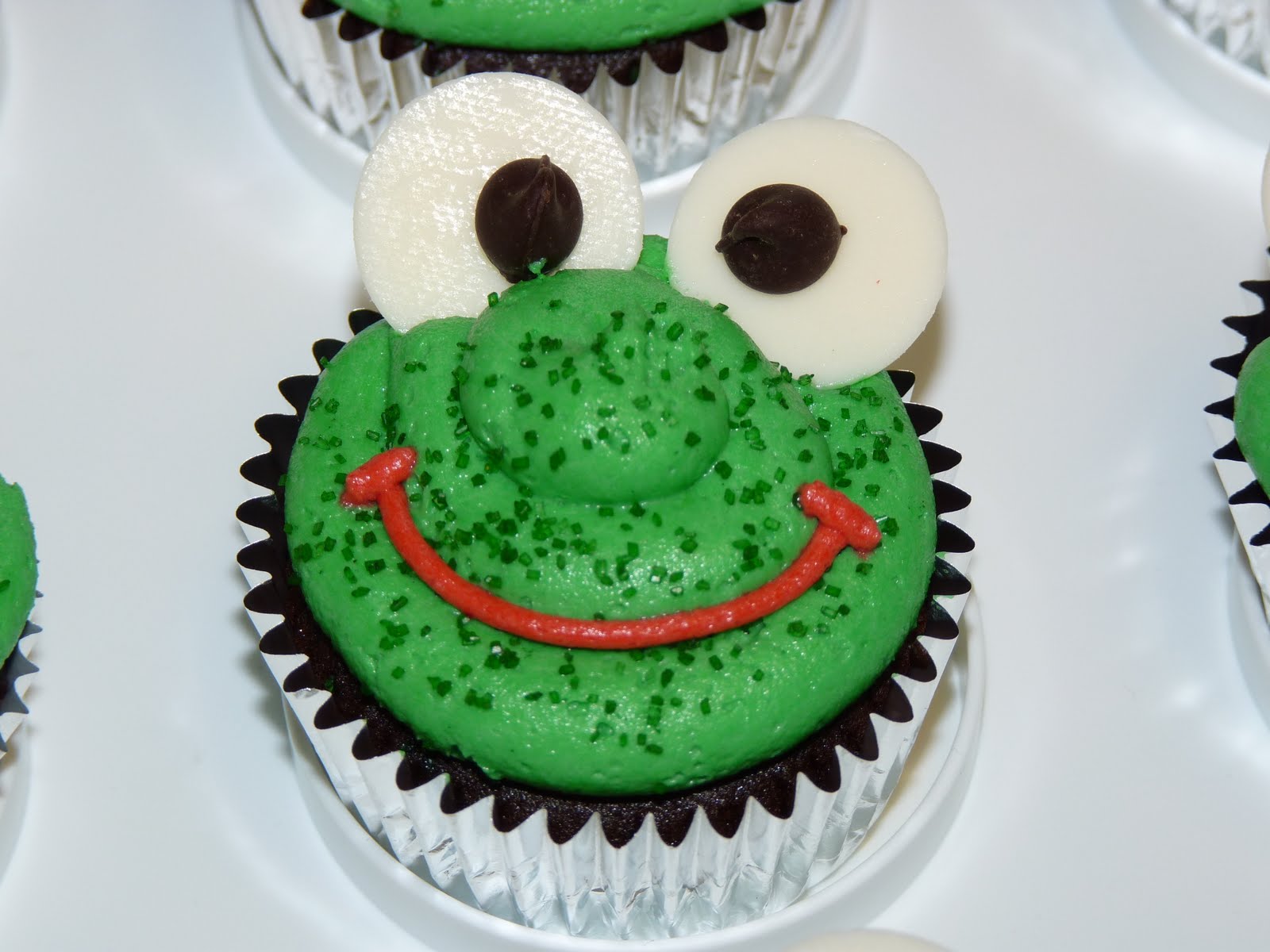 Persnickety Pastries: Frog Cupcakes & Mini Cake
