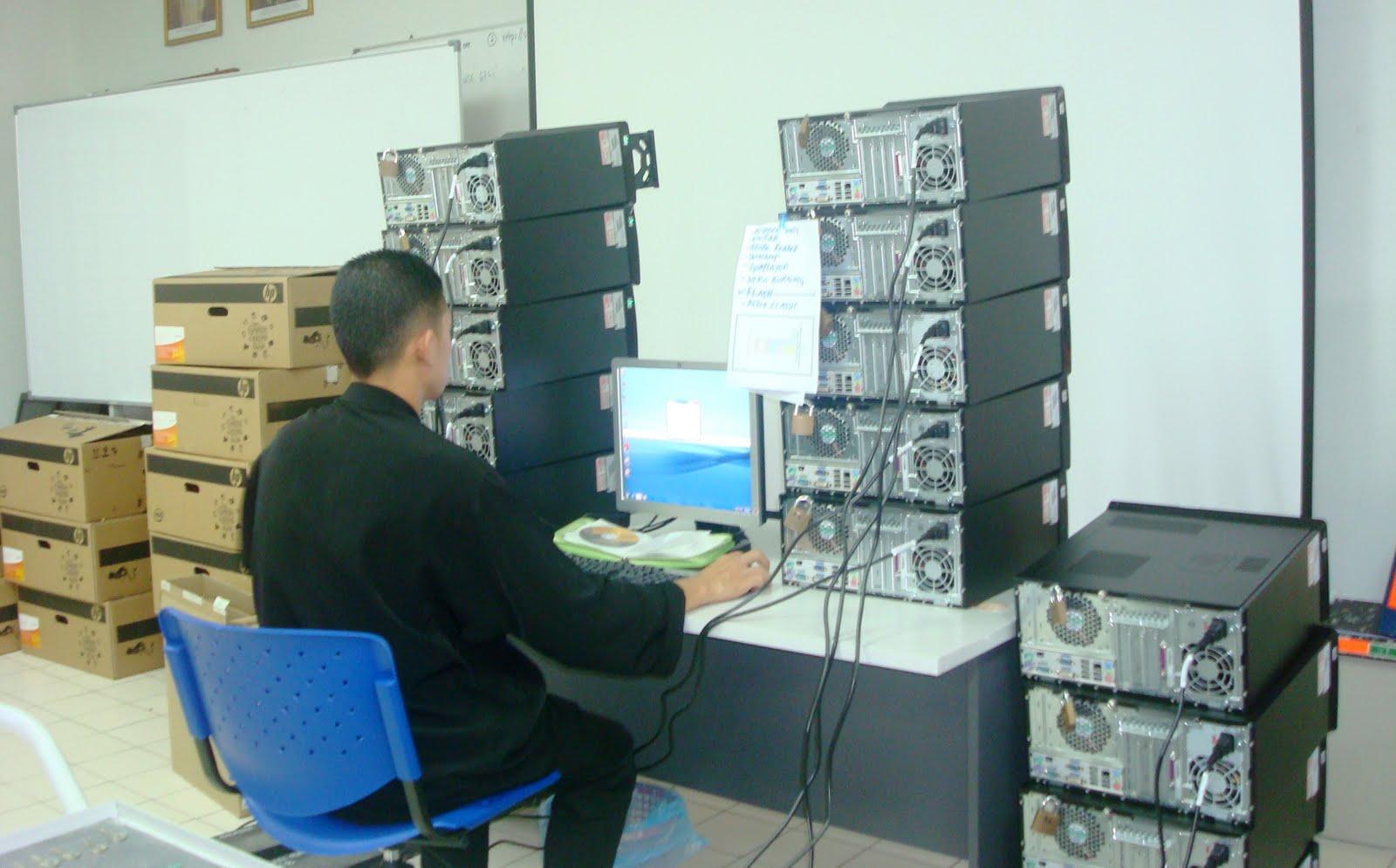 JURUTEKNIK MAKMAL KOMPUTER SEMESCO: April 2010