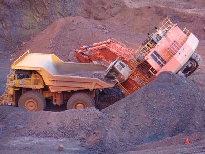 Mining Mayhem: Excavator Bench Failure