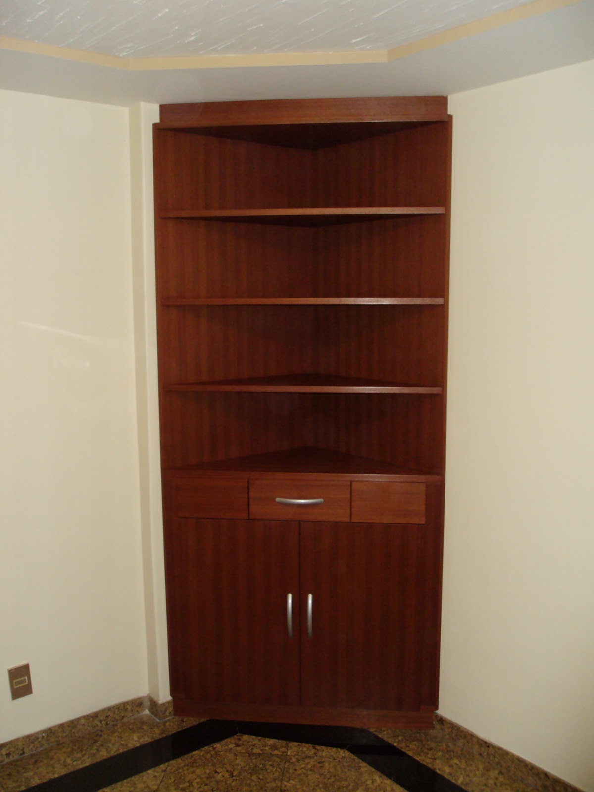 Marcenaria MBR Móveis: Armário de canto, revestido com foleado mogno ...