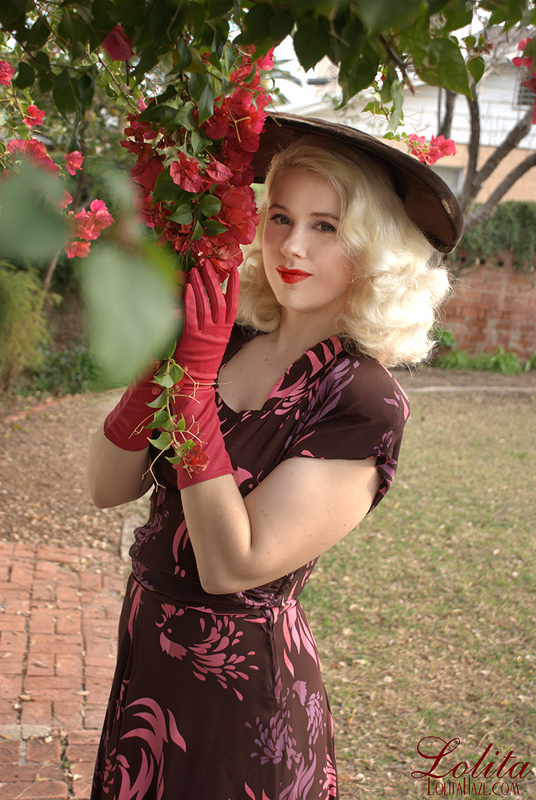 Vintage Starlet: Garden Pinup