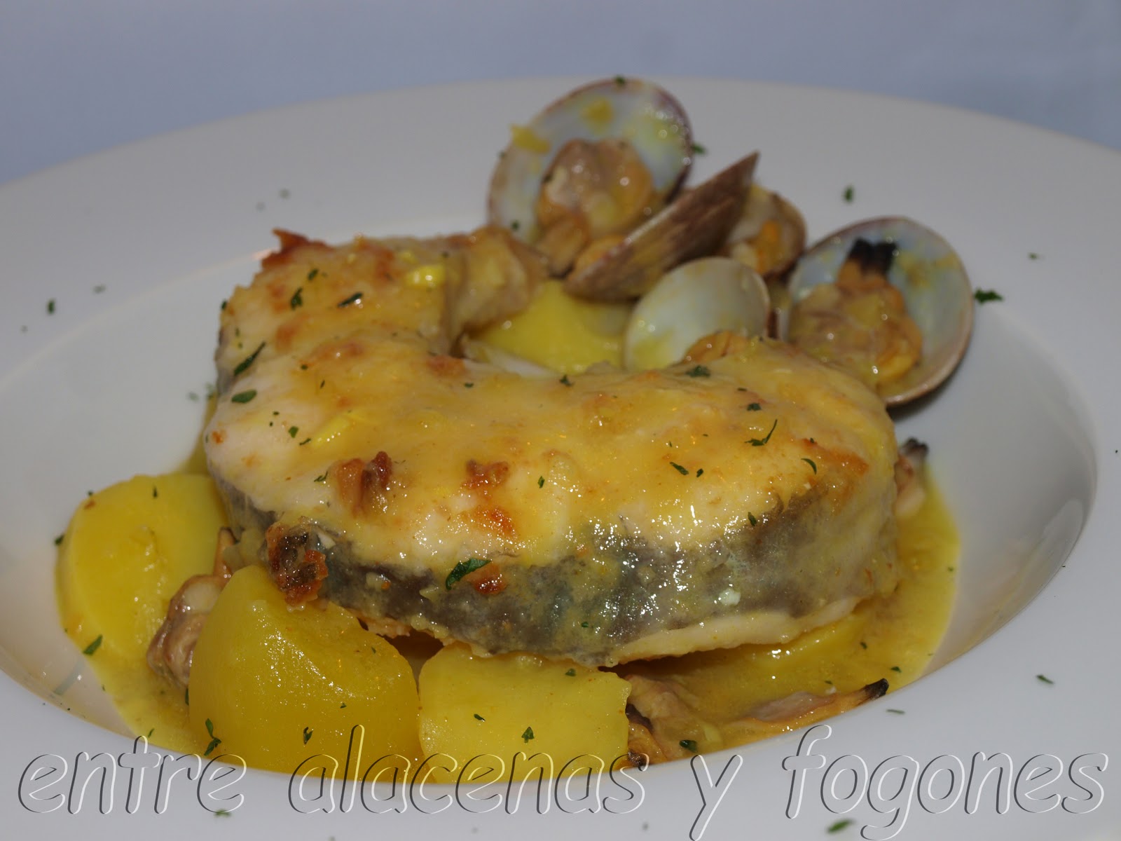 Entre alacenas y fogones...: Congrio con almejas