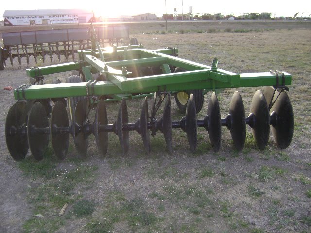 Maquinaria Agricola KM 28: Rastra 0084 de 26 Discos, $2,500 Dólares