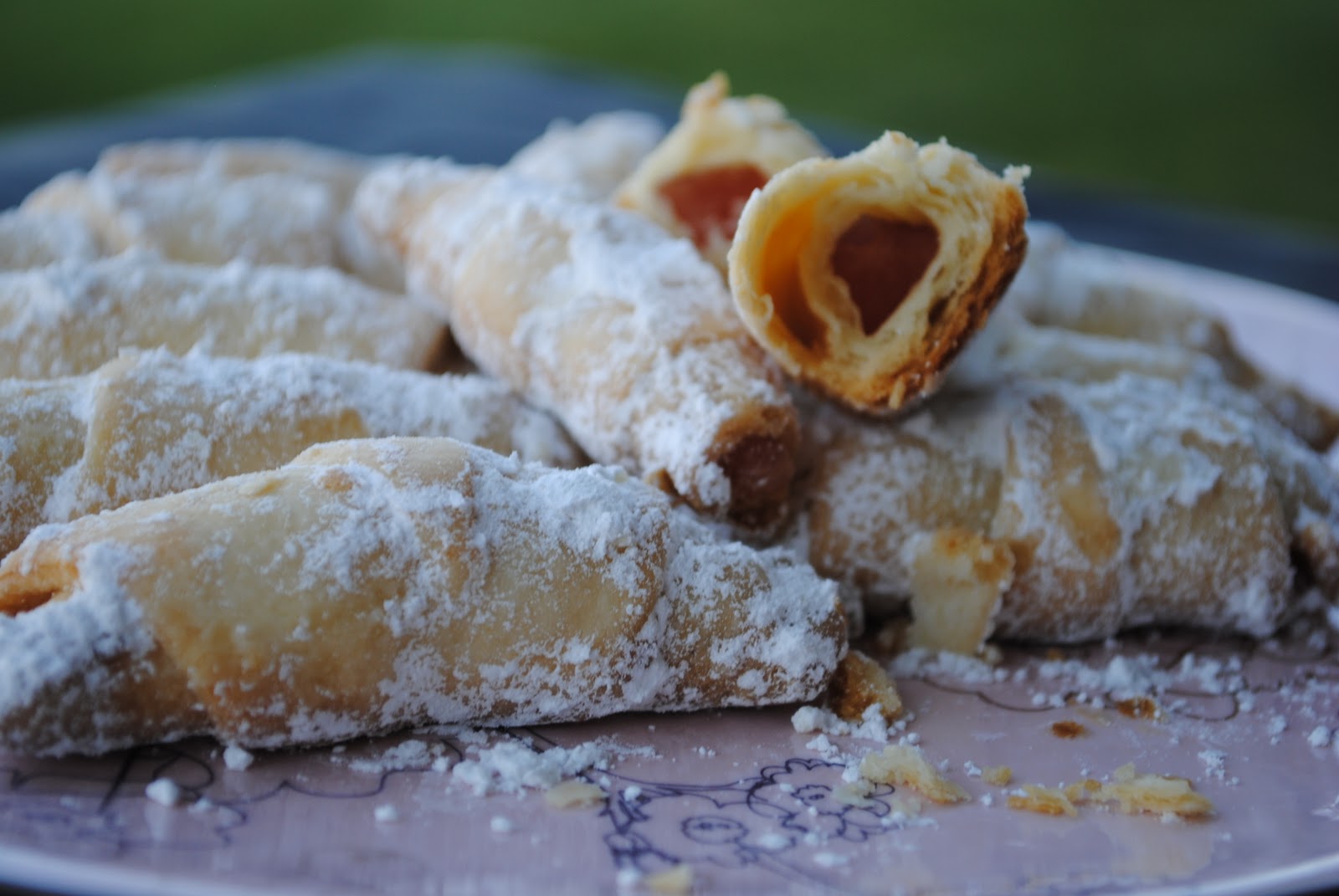 The Complete Art of Cooking: Cornulete fine cu rahat