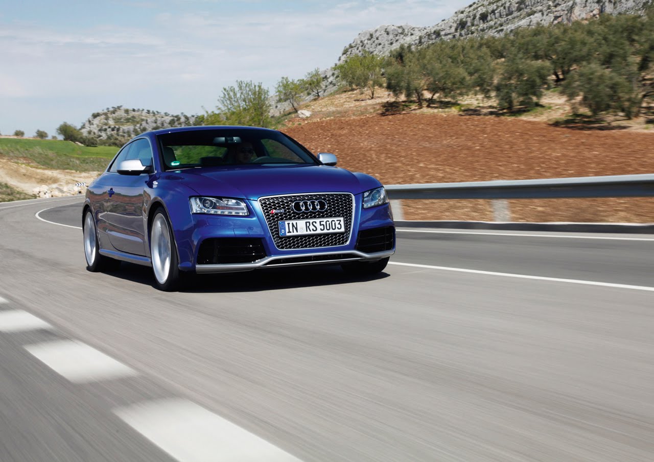 New Photos of Audi RS5 in Sprint Blue and Ibis White | quattroholic.com