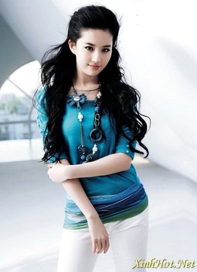 Liu Yi Fei In Winter - Car show, Auto girl show, Auto models, Car girl ...