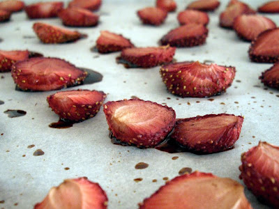 Simply our Daily Bread: Oven Semi-Dried Strawberries